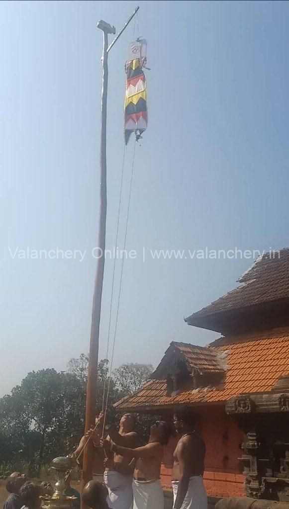 പൂക്കാട്ടിയൂർ മഹാദേവക്ഷേത്രത്തിൽ കളംപാട്ട് കൂറയിട്ടു - Valanchery Online